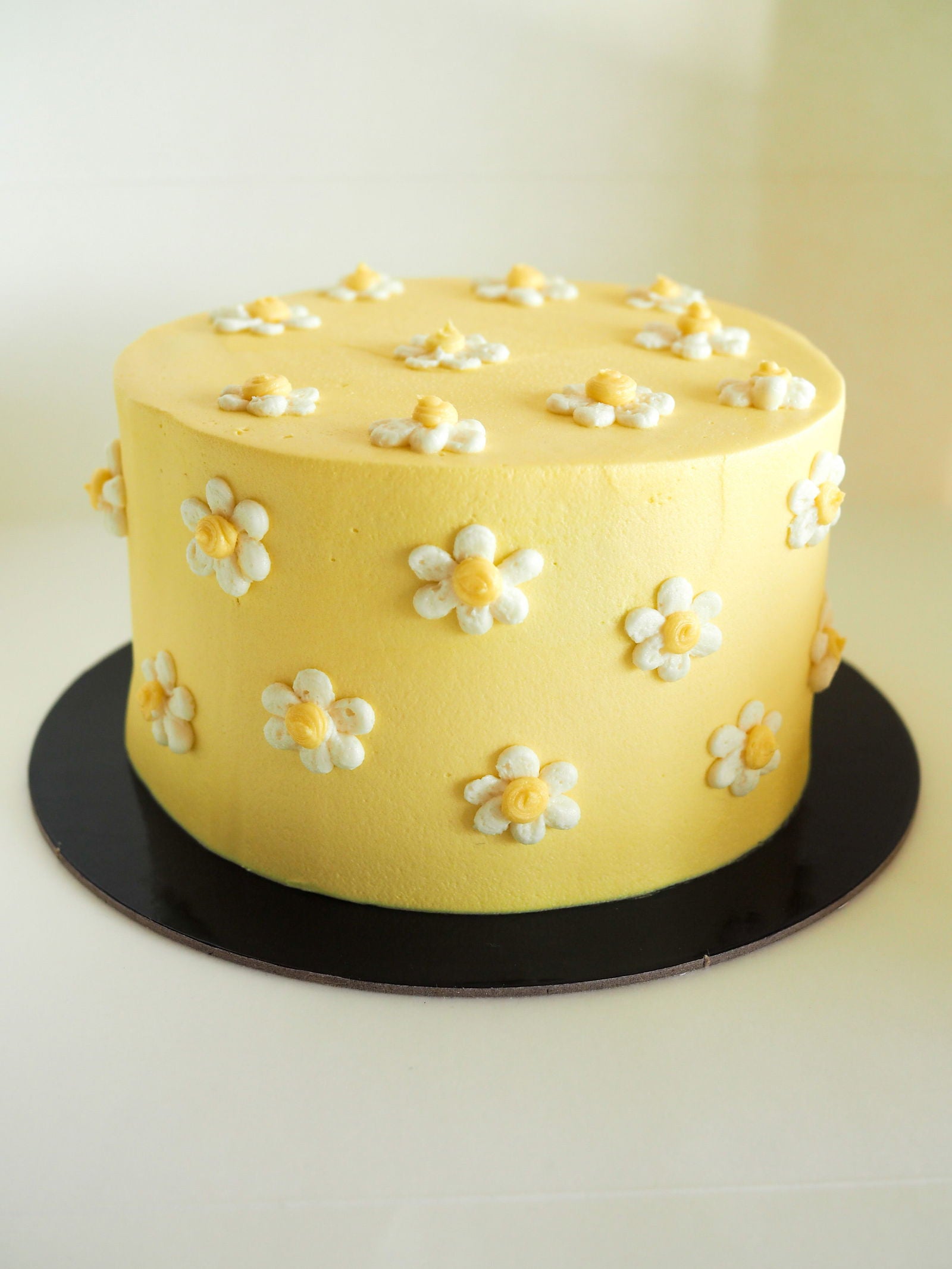 Daisy Cake – Birthday Cake with Yellow Vanilla Buttercream | Veganyumm ...